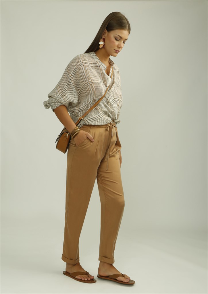 Pantalón fluido camel ALBA CONDE | Isabella Moda